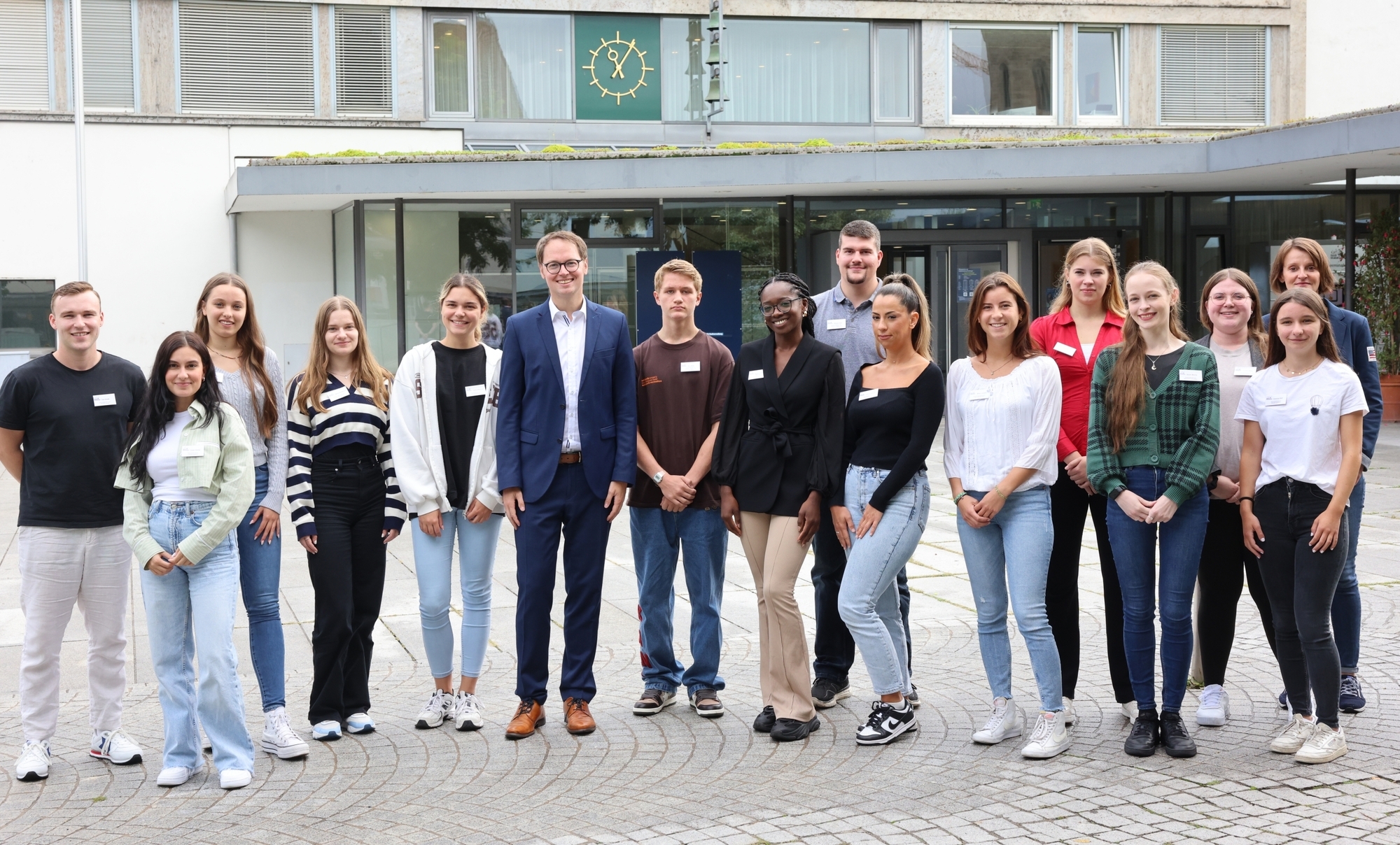 OB Sebastian Wolf begrüßt zehn Auszubildende im Rathaus Waiblingen ...