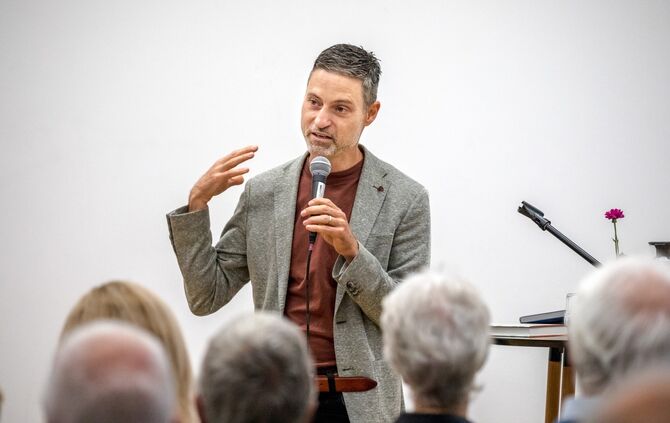 Meron Mendel in Fellbach: Mehr Solidarität mit Israel - aber mit ...