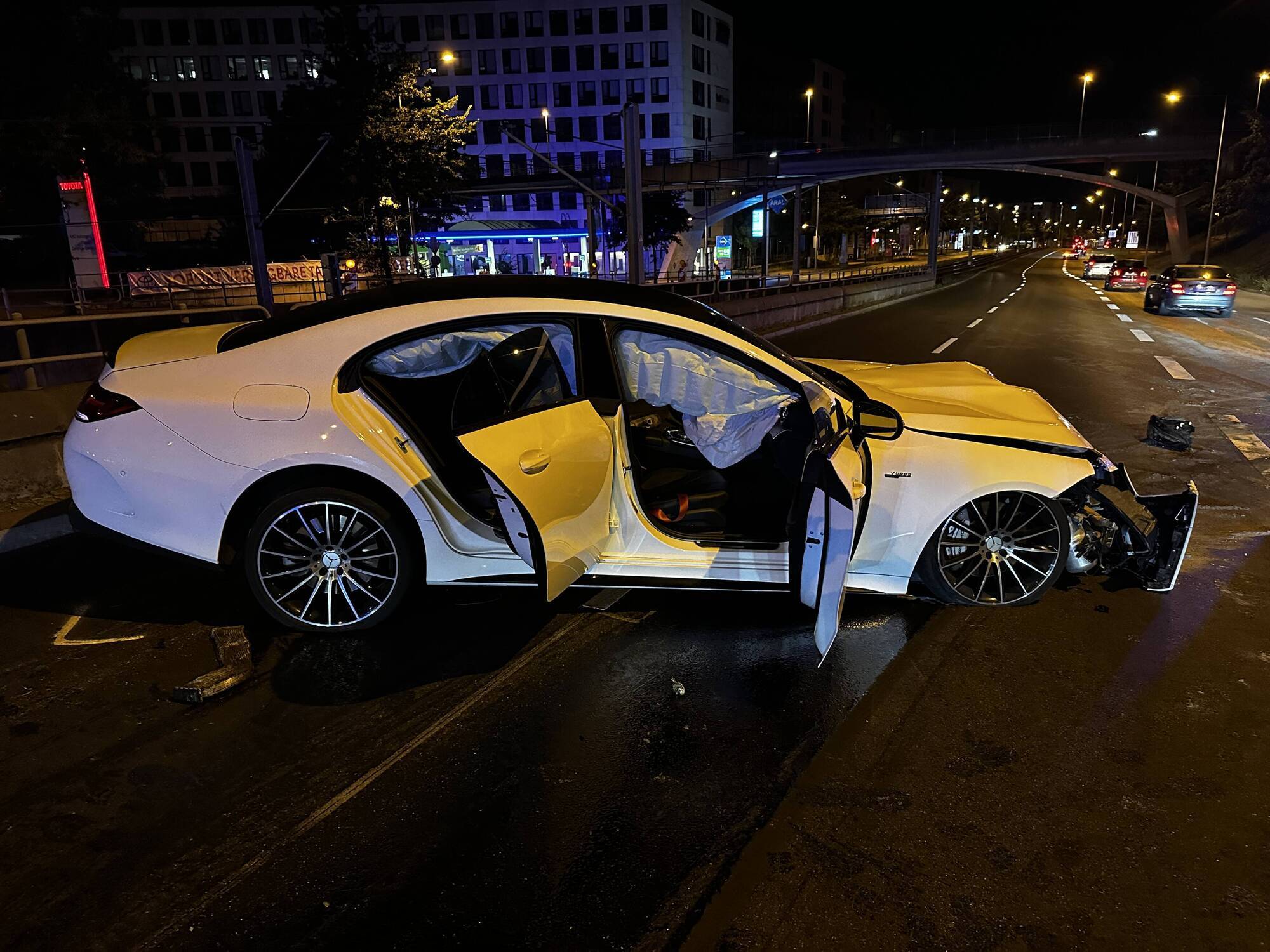 Heftiger Unfall mit AMG in Stuttgart: Drei Verletzte und 110.000 Euro Schaden - Nachrichten aus ...