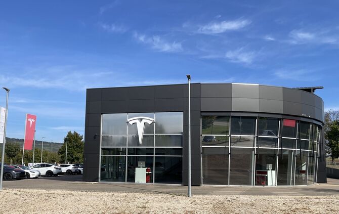 Weinstadt: Tesla gibt Eröffnungstermin bekannt - und lädt zu ...