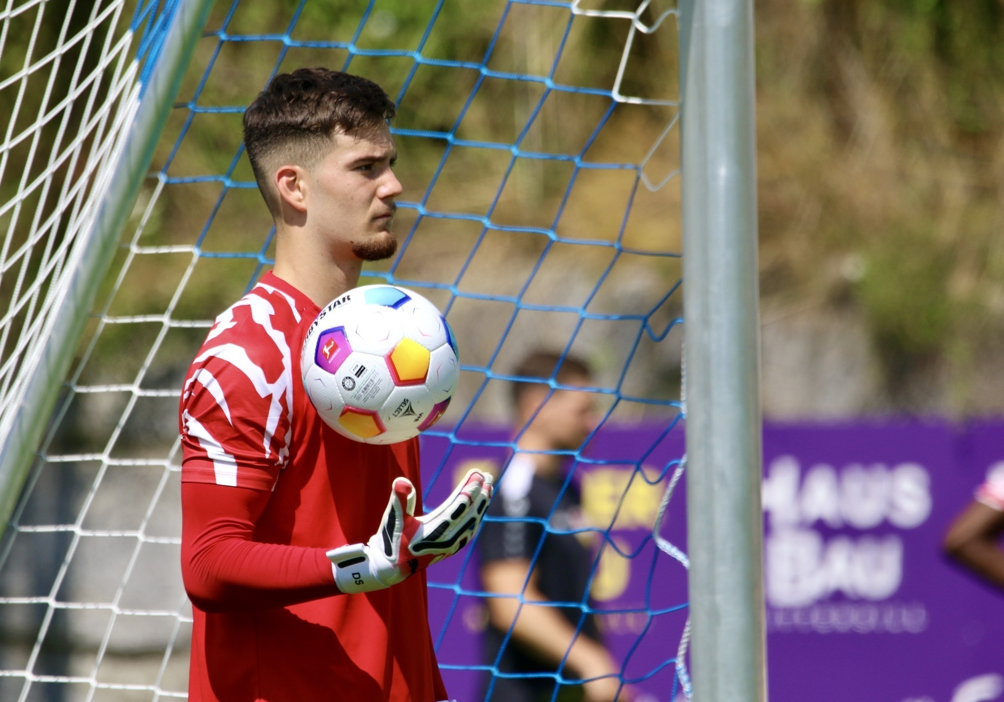 Rückenprobleme bei Dennis Seimen: Wann der VfB-Keeper wieder angreifen ...
