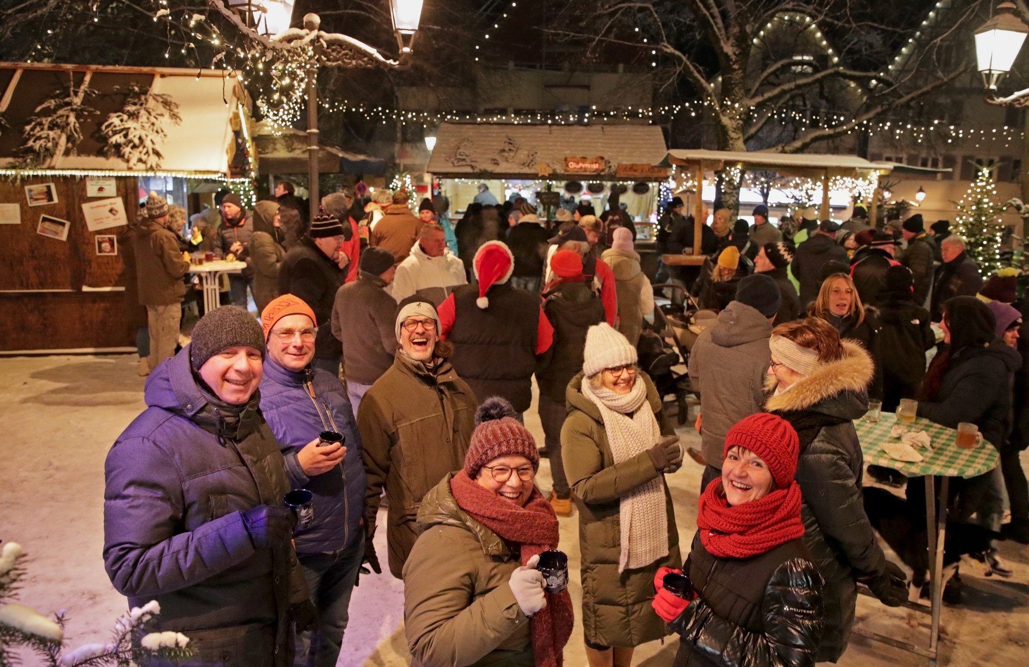 Weihnachtsdorf in Welzheim: Advents-Feeling bei Glühgin und ...