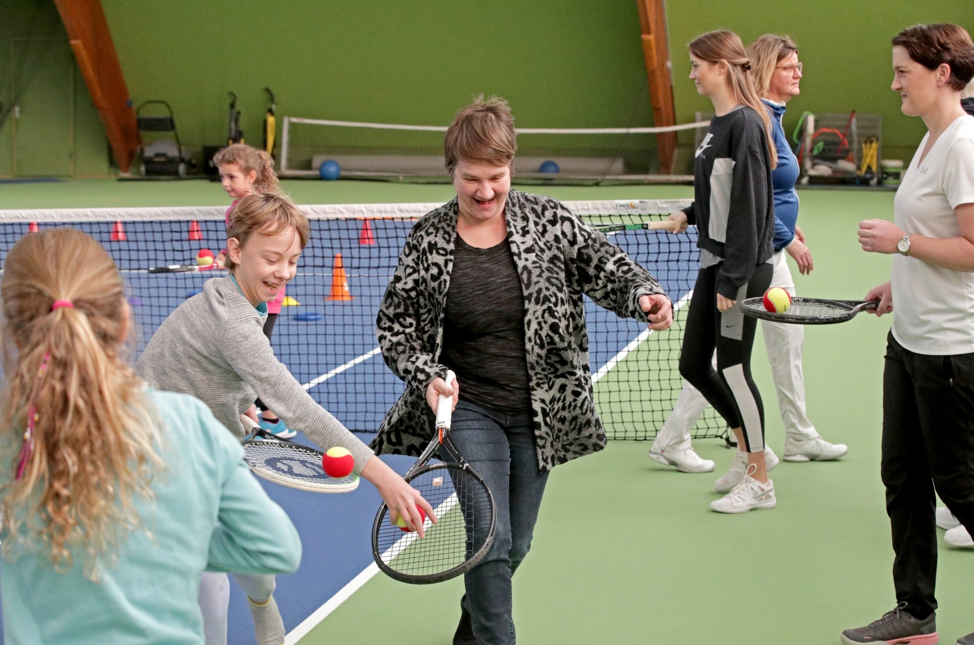Voller Tatendrang beim Training: Eine ganz besondere Tennisgruppe in ...