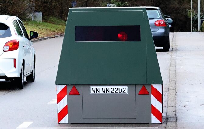 Blitzer-Anhänger in Waiblingen: Auf Straße und im Halteverbot stehen ...