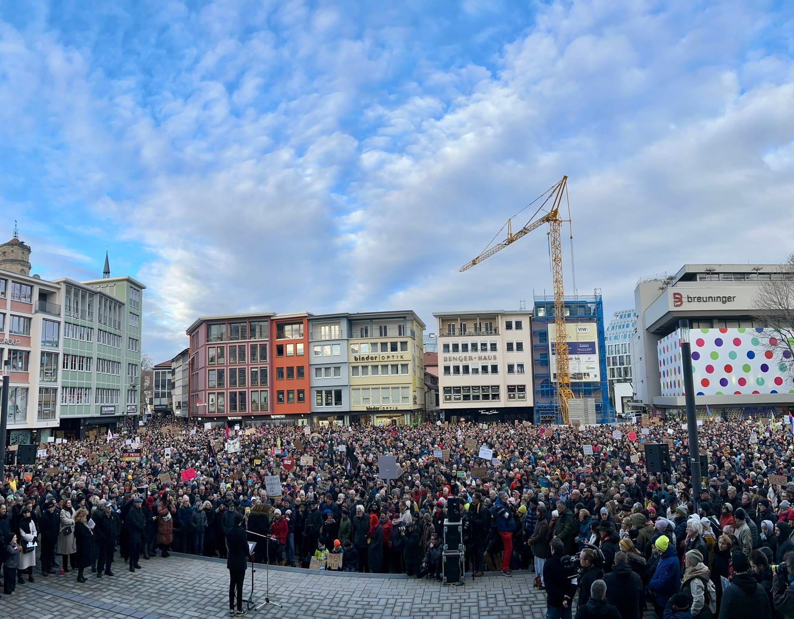 Nächste Demo gegen rechts in Stuttgart: Rund 5000 Menschen auf dem Marktplatz - Nachrichten aus ...