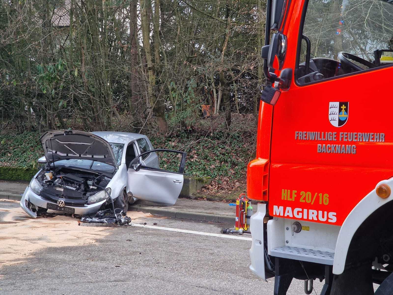 Unfall in Backnang: Pkw kracht gegen Mauer, 60-jähriger Fahrer schwer verletzt - Polizeibericht ...