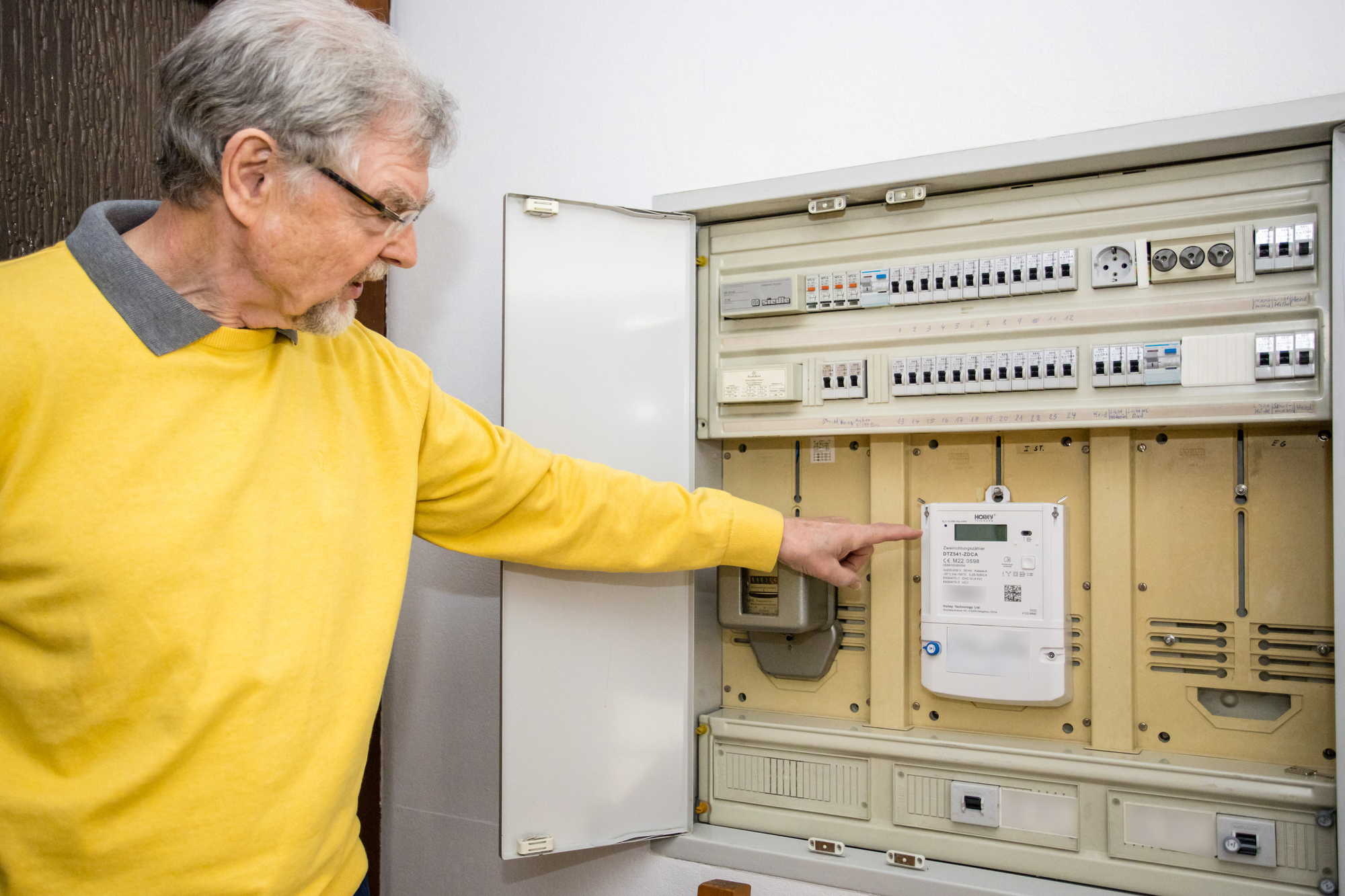 Leutenbacher verärgert über Syna: Tausende defekte Displays an ...