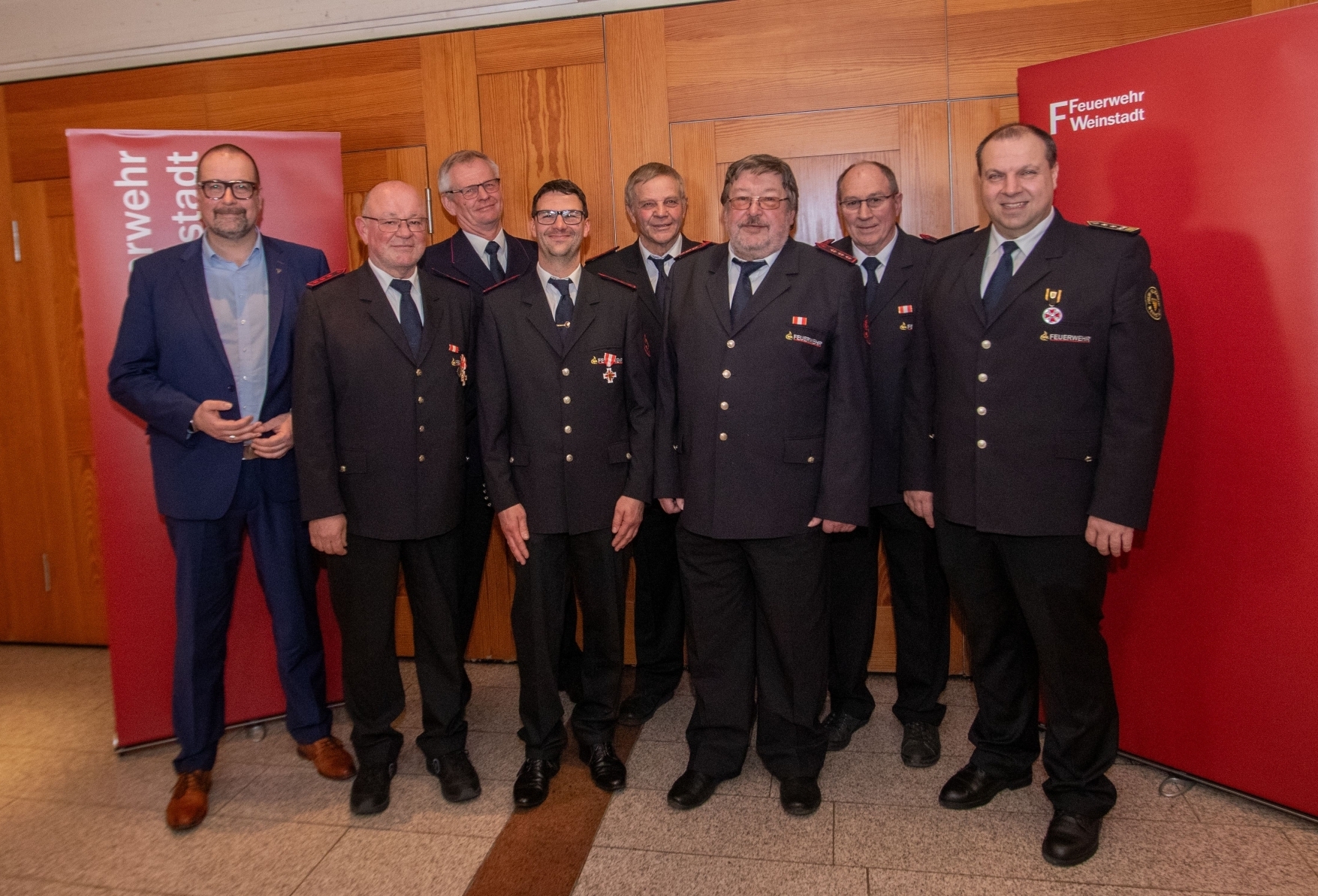 Einsätze bei Nacht und jedem Wetter: Feuerwehr Weinstadt ehrt sechs ...