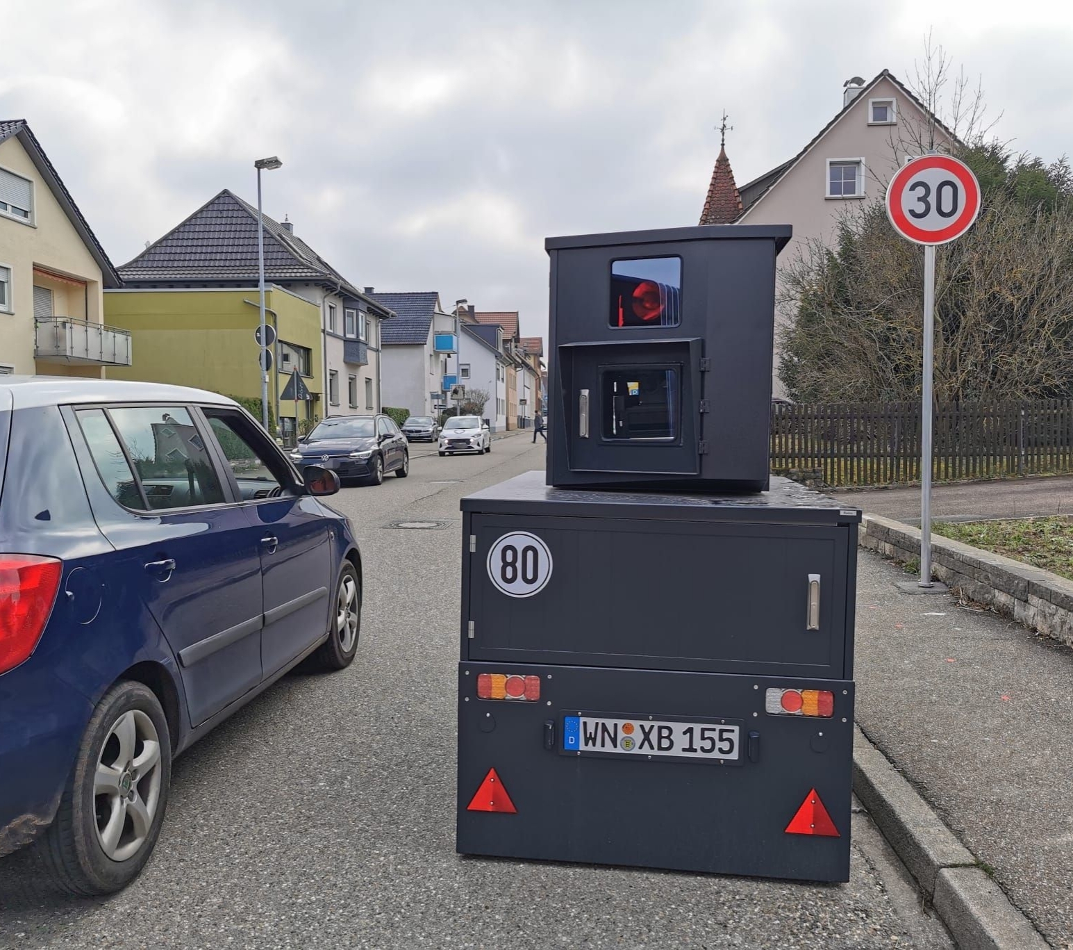 Kernen-Rommelshausen: Mobiler Blitzer kontrolliert Tempo 30 in ...