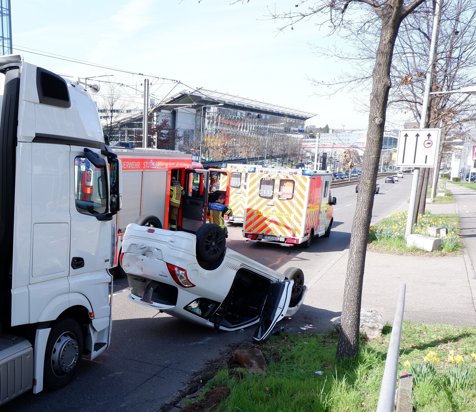 Stuttgart: Auto kollidiert mit LKW und landet auf dem Dach - zwei Verletzte - Nachrichten aus ...