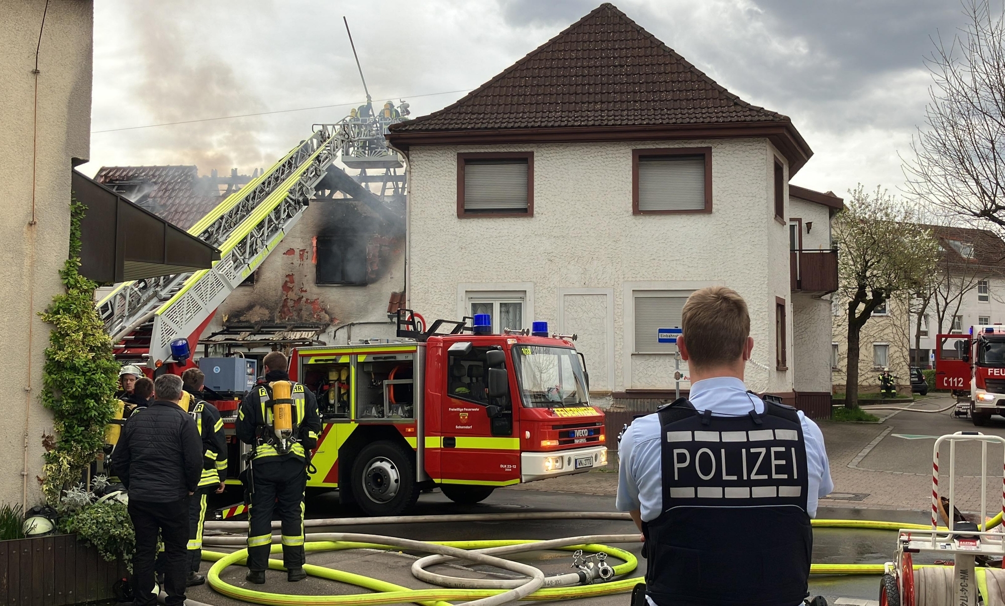 Es hagelt Stöcke statt Respekt: Was DRK und Feuerwehr in Urbach erleben ...