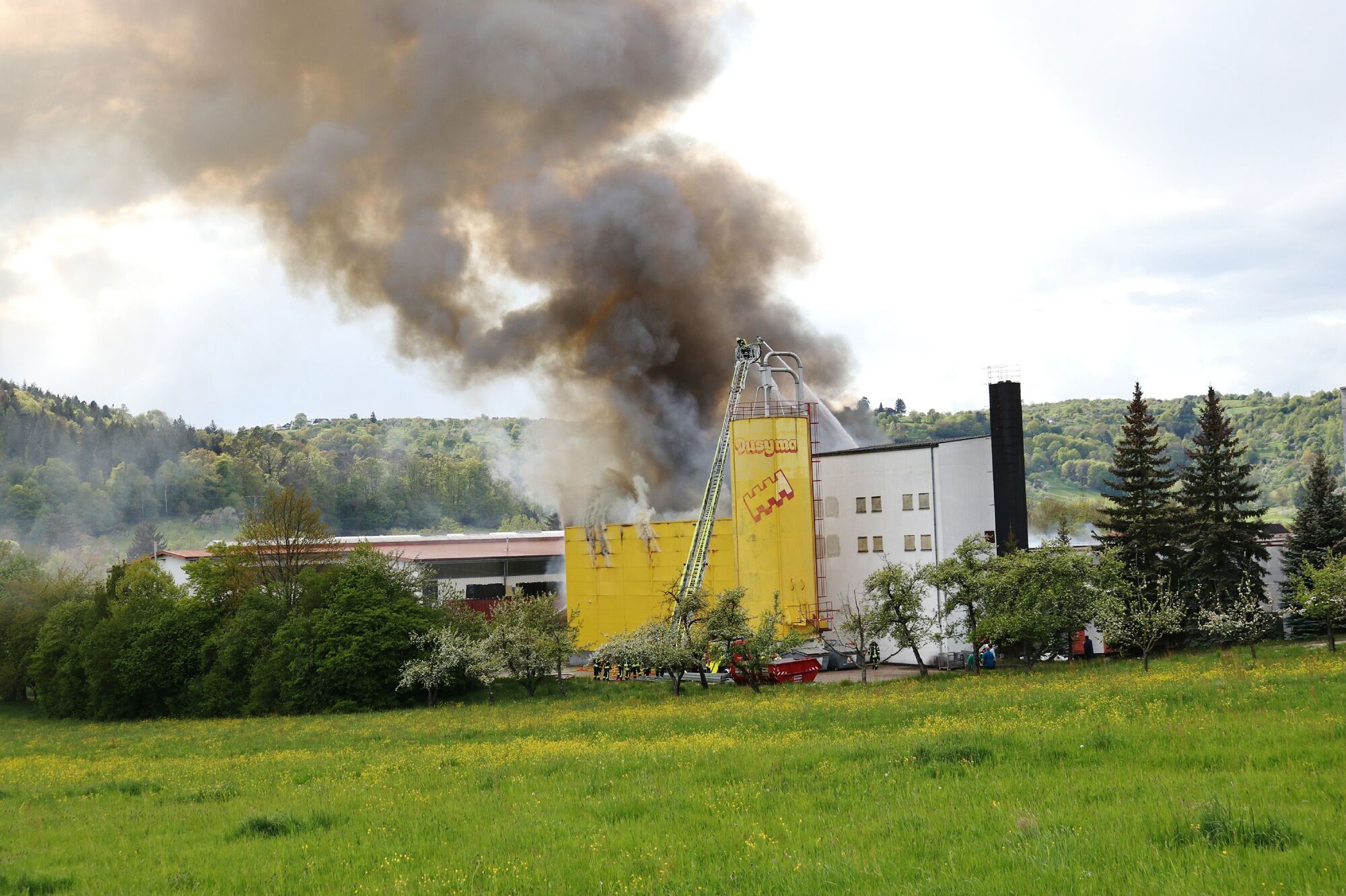Großbrand bei Dusyma in Miedelsbach: Halle zerstört, Millionenschaden - Nachrichten aus dem Rems ...