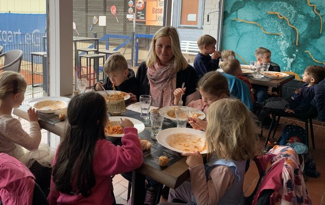 Spaghetti essen mit Tischmanieren: Winnender Kinder lernen ...