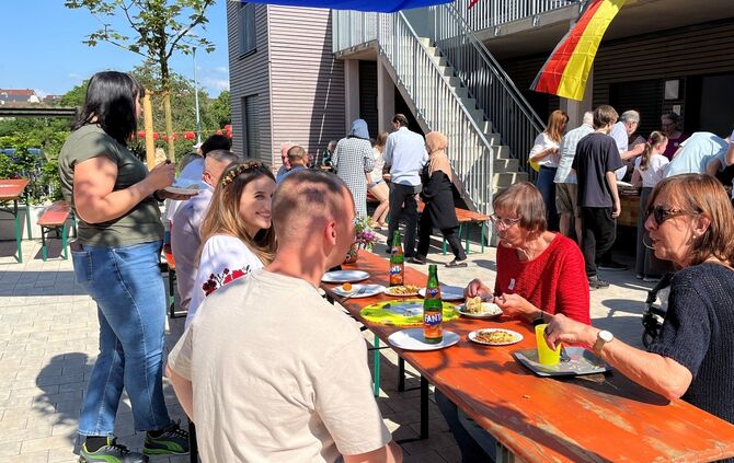 Internationales Kennenlernen: Blumenstraße Kernen heißt neue Nachbarn ...