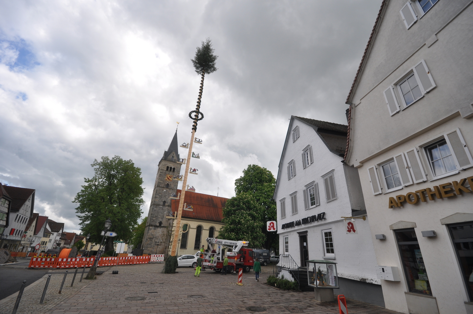Trotz Coronakrise: Ein prächtiger Maibaum in Welzheim - Nachrichten aus ...