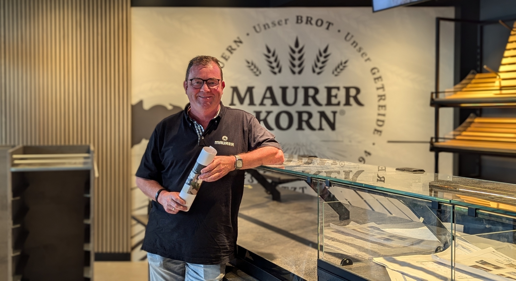 Trikots, Fotos, Stühle: Neue Maurer-Filiale in Bittenfeld glänzt im TVB-Look - Nachrichten aus ...