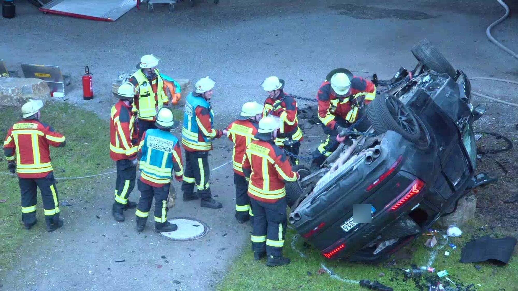 Schwerer Unfall in Besigheim: Auto stürzt von Brücke - drei Schwerverletzte - Nachrichten aus ...