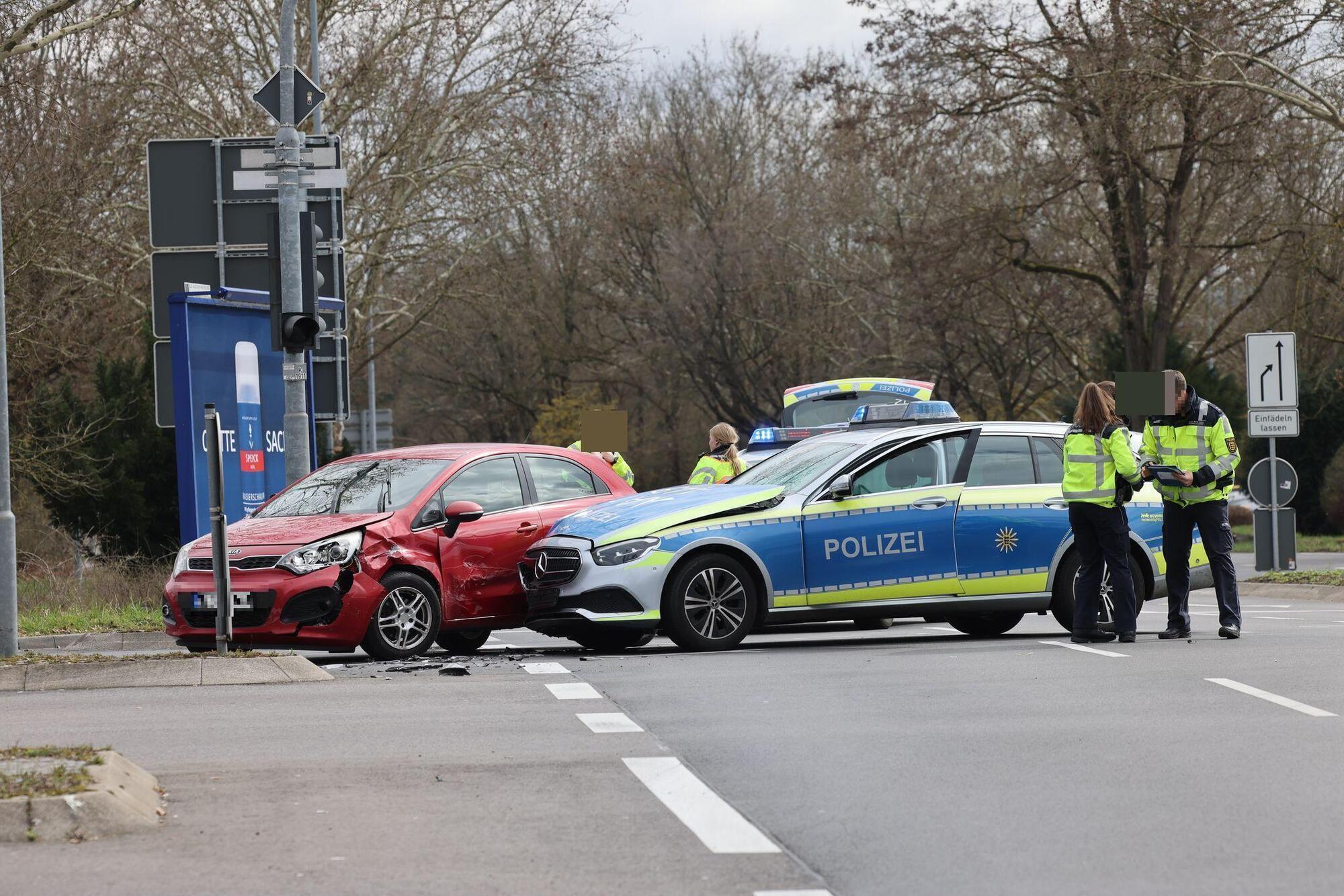 Unfall mit Streifenwagen in Waiblingen: Mann verletzt ins Krankenhaus gebracht - Polizeibericht ...