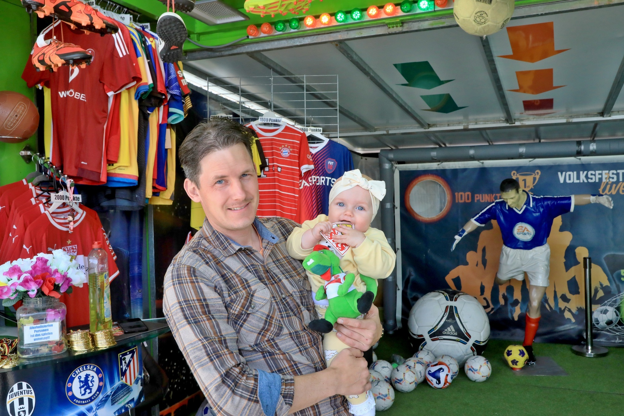 Frühlingsfest: Trikots vom VfB Stuttgart beim Torwandschießen von ...