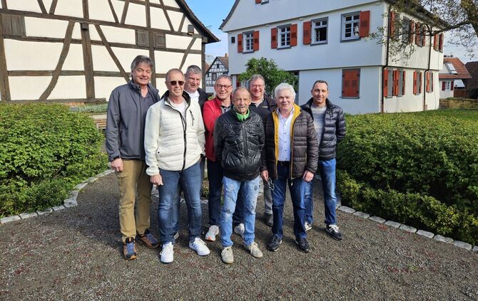 Gemütlich Weintrinken im Pfarrgarten: After-Work in Rommelshausen kehrt ...