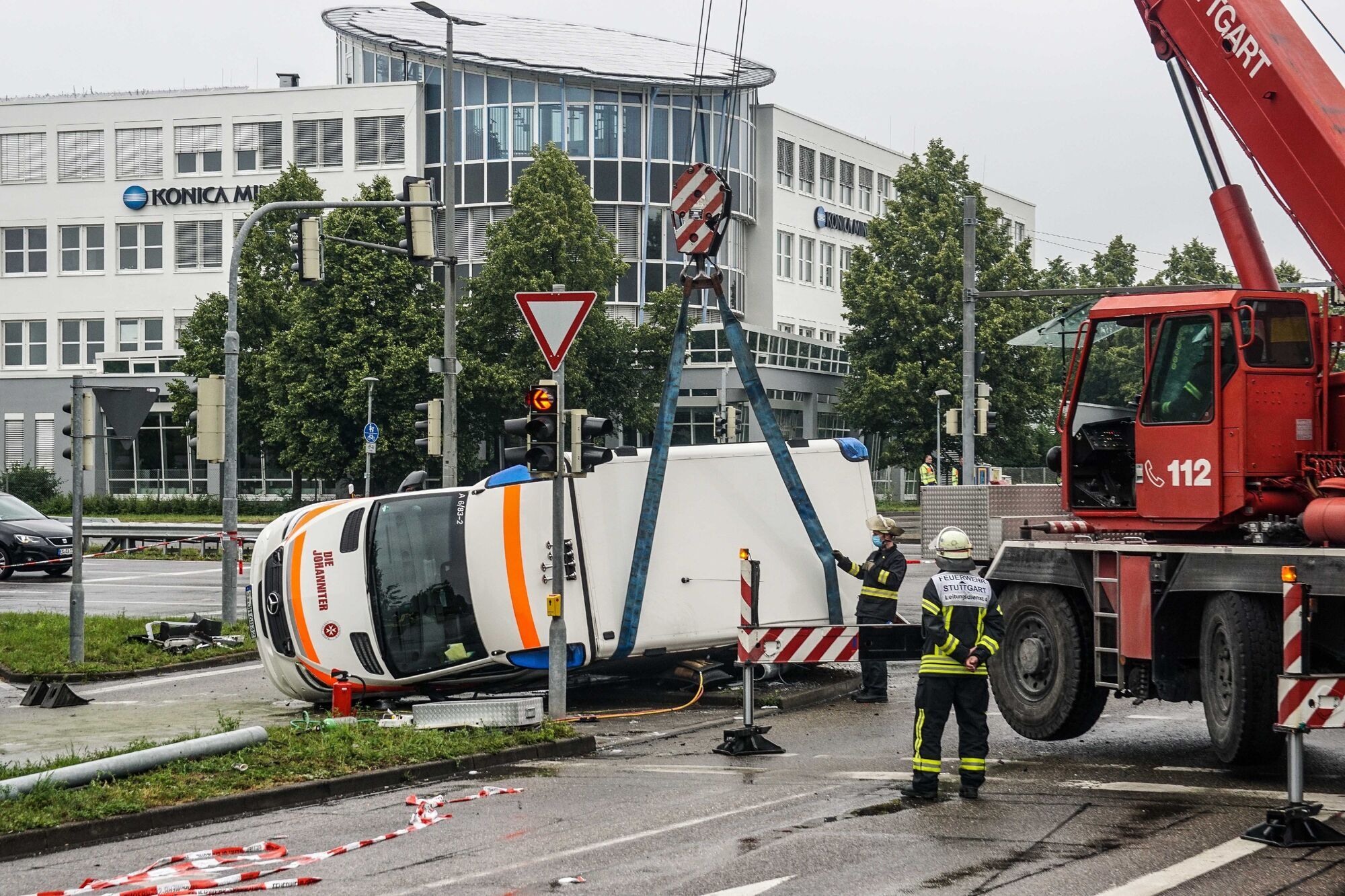 Unfall während Einsatzfahrt in Stuttgart-Weilimdorf: Rettungswagen kollidiert mit Pkw und kippt ...