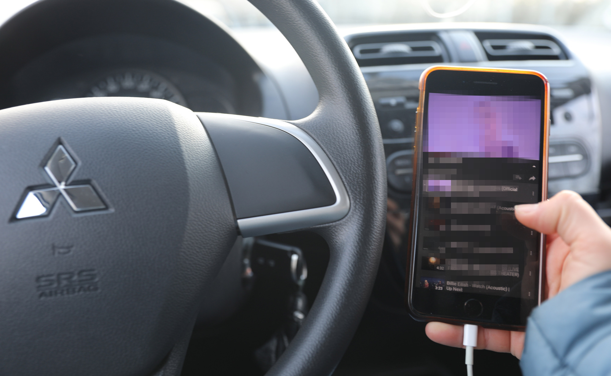 Smartphone am Steuer: Gibt es bei uns bald automatische KI-Blitzer ...