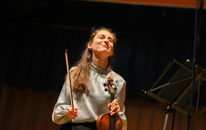 Violinistin Elene Meipariani brilliert bei Sinfonietta-Konzert in ...