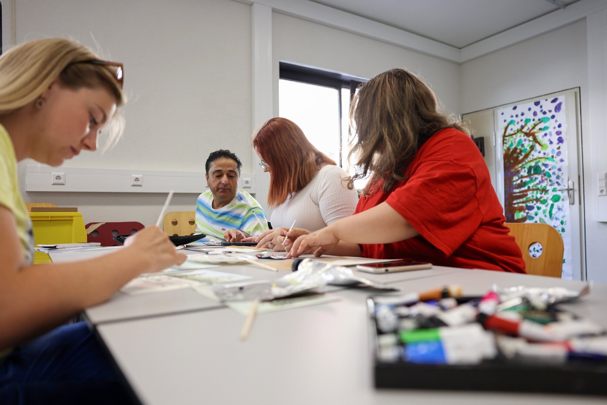 Kunst fördert Sprache: Makawan Sofis Malkurs hilft der Integration in ...