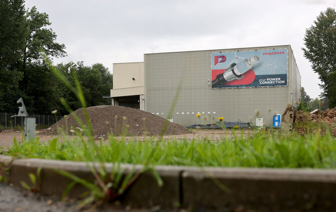 32 Meter hoher „Meilenstein“: Hochspannungslabor von Pfisterer in ...