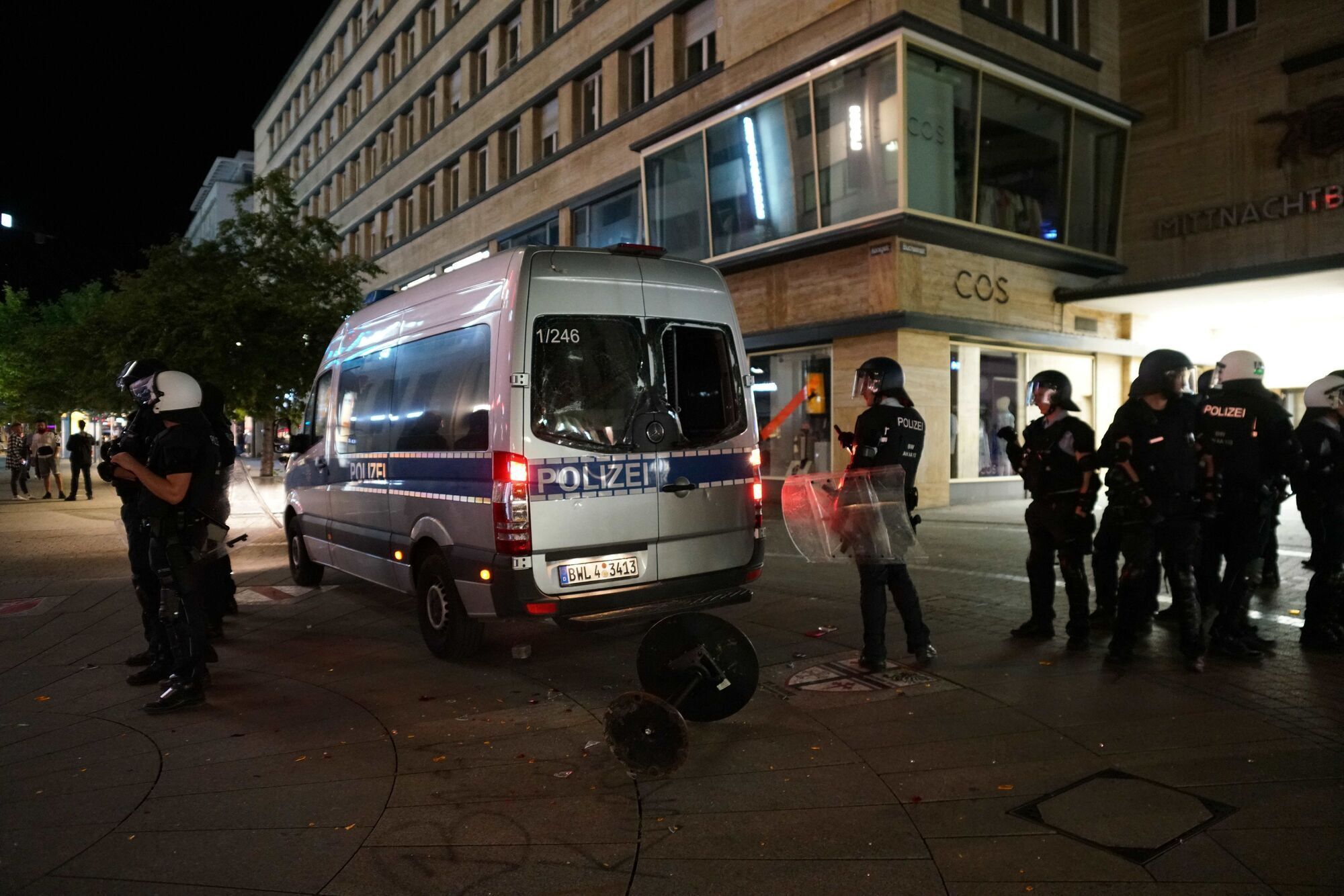 Nach Ausschreitungen in Stuttgart: Polizei richtet Hinweistelefon ein ...
