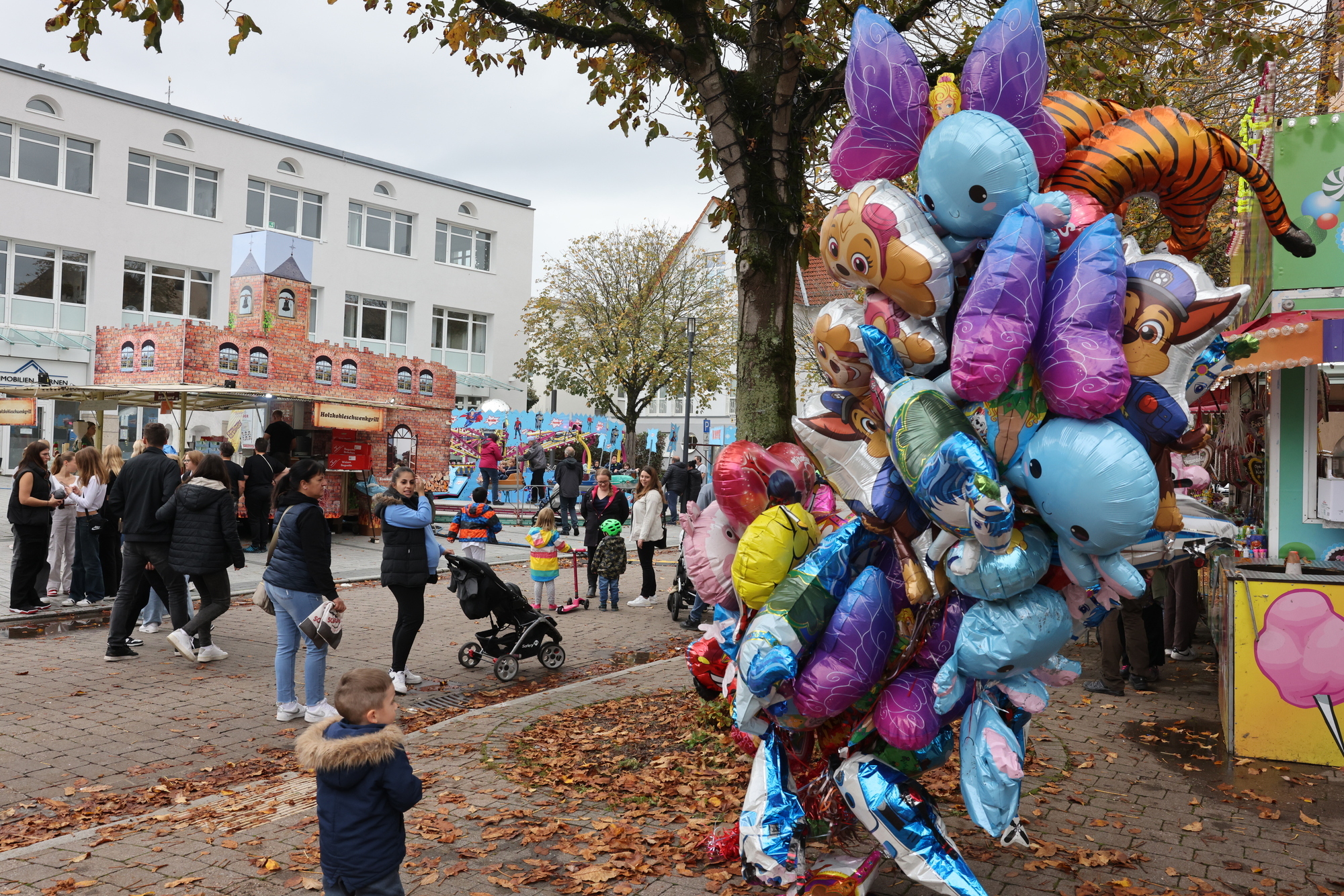 Römer Kirbe 2025 in Kernen: Fahrgeschäfte, Festzelte - und eine ...