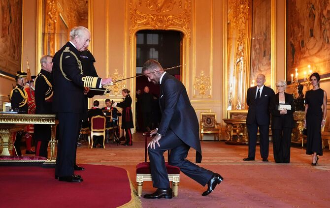 König ehrt Beckham im Schloss: Erhebt Euch, Sir David! - Panorama ...