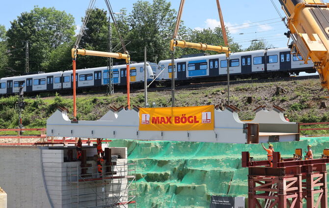 84 Tonnen in der Schwebe: Teil der Bahnbrücke bei Backnang wird ...