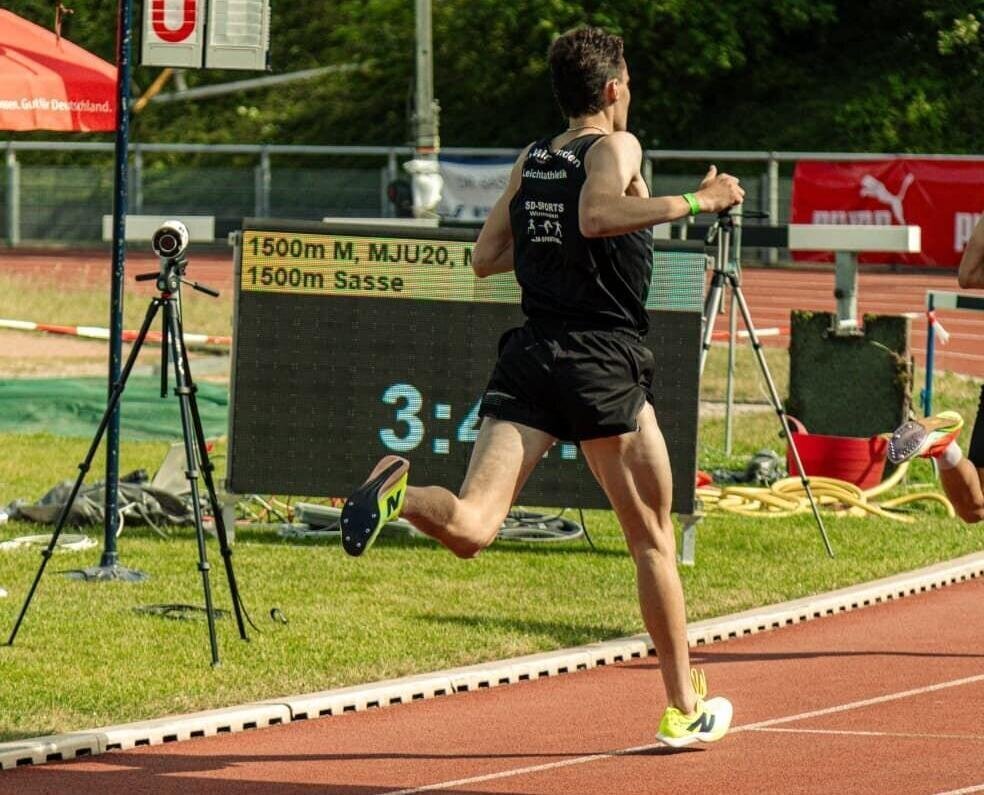 Luis Schaich von der SV Winnenden stürmt über die 1500-Meter-Strecke ...